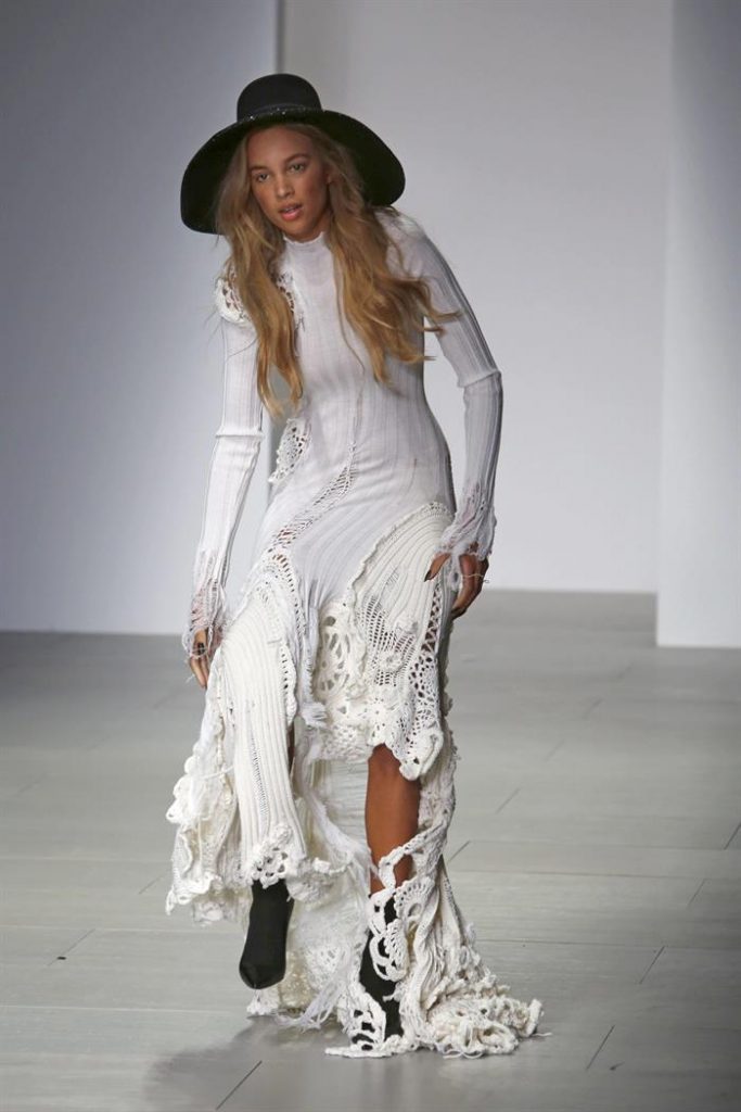 Modelo se atrapalha com sapatos e os deixa no meio da passarela | Jovem Pan