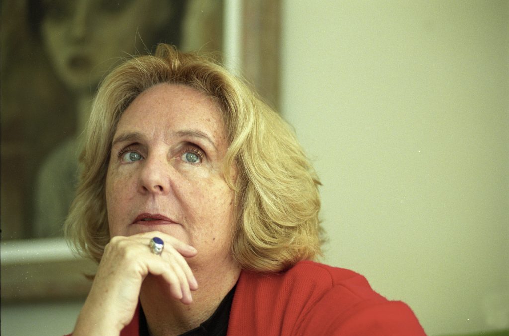 Mudança de postura é primeiro passo para solução de crise, diz Lya Luft ...