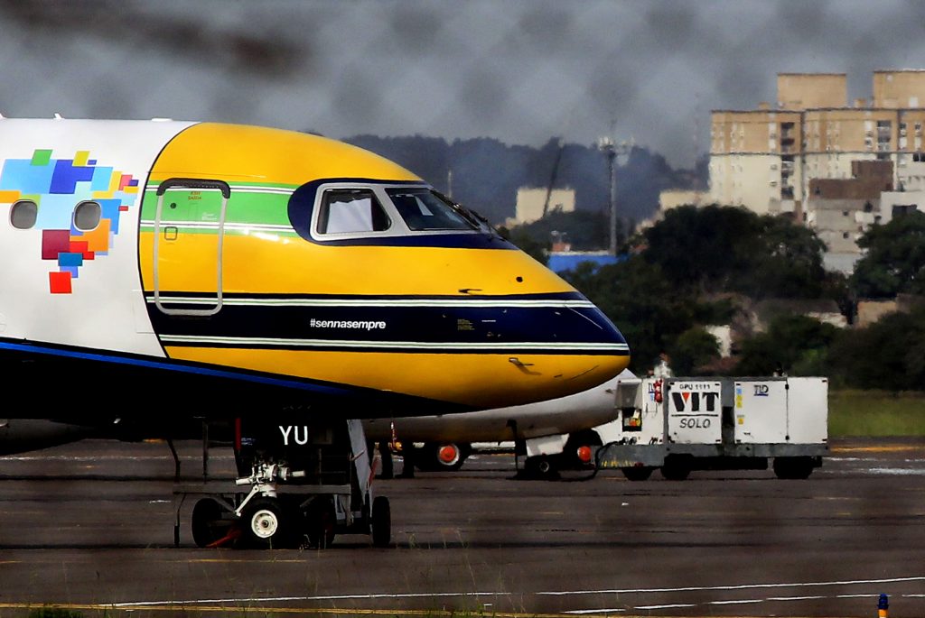Azul homenageia Ayrton Senna com avião personalizado | Jovem Pan