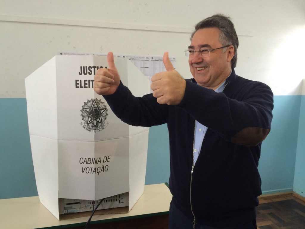 Santa Catarina: Raimundo Colombo é eleito em primeiro turno | Jovem Pan