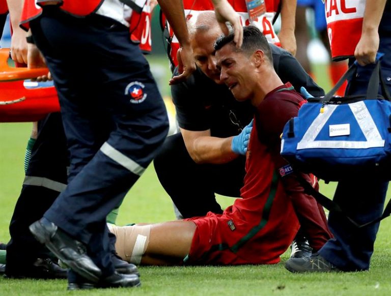 Cristiano Ronaldo se machuca e sai de campo chorando na final da ... Cristiano Ronaldo se machuca e sai de campo chorando na final da ...