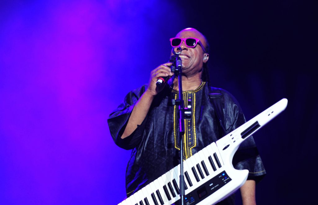 Stevie Wonder completa 65 anos! Relembre grandes performances do astro ...