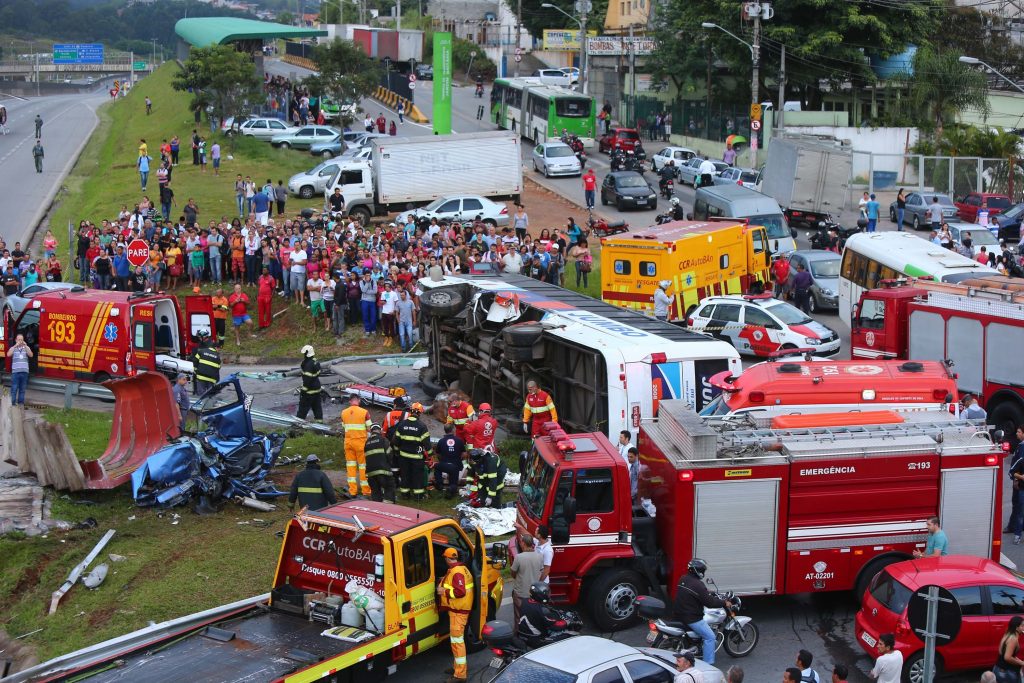Acidente Entre ônibus E Caminhão Deixa Um Morto E Cinco Feridos Em São