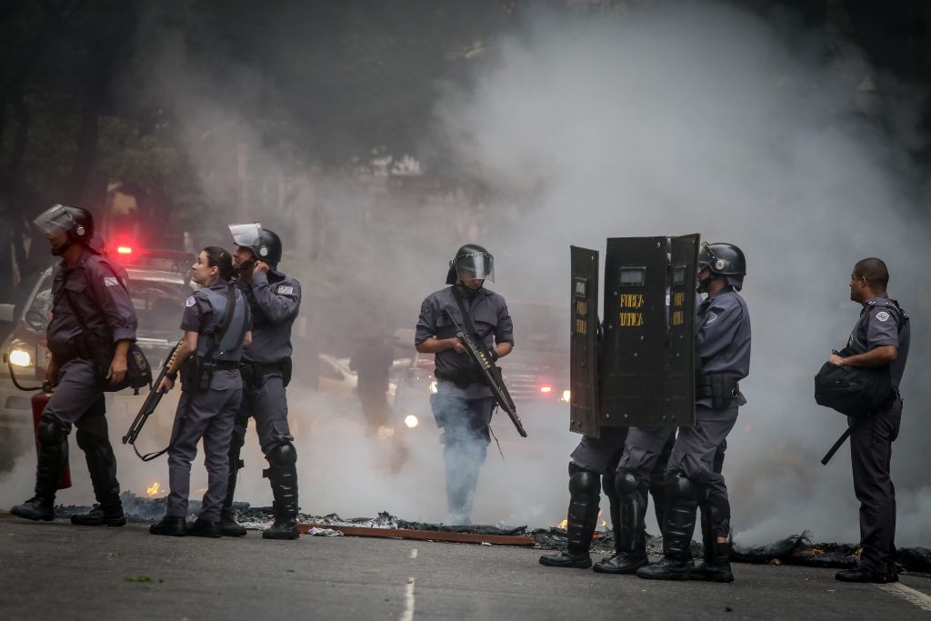 Tropa de Choque lança bombas contra estudantes no centro de SP | Jovem Pan