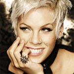 Cantora Pink lança vídeo com letra de novo single. Confira! | Jovem Pan