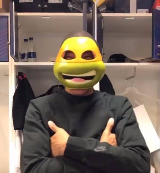 Será que parece? Thiago Silva presenteia Mbappé com uma máscara de ...