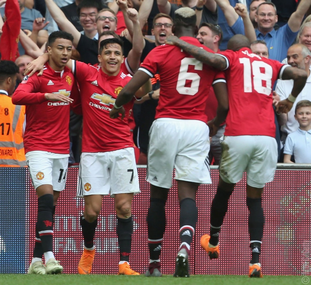 United vira, vence Tottenham e se garante na final da Copa da ...