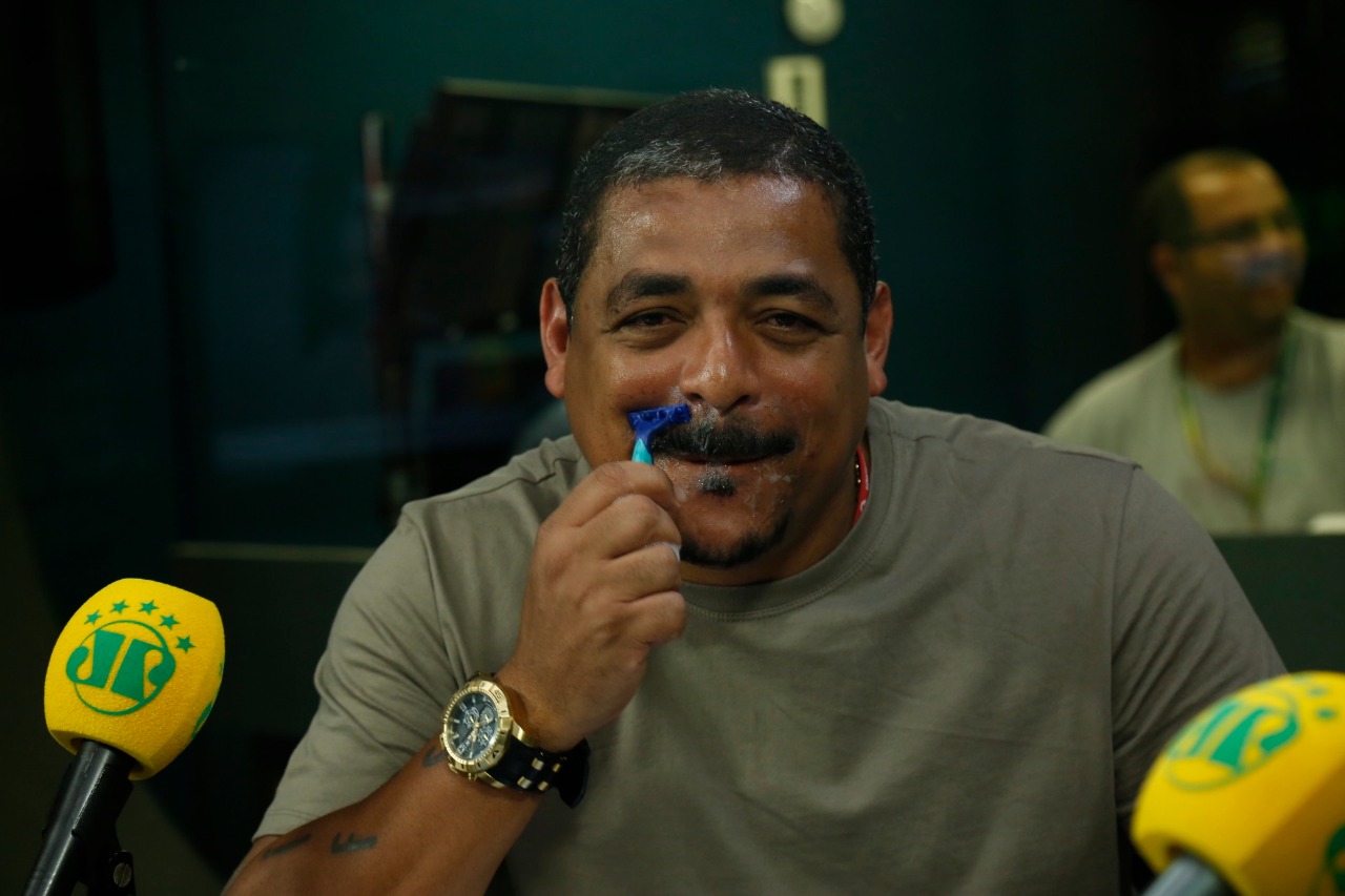 Vampeta paga aposta e raspa bigode ao vivo após vice do Corinthians ...