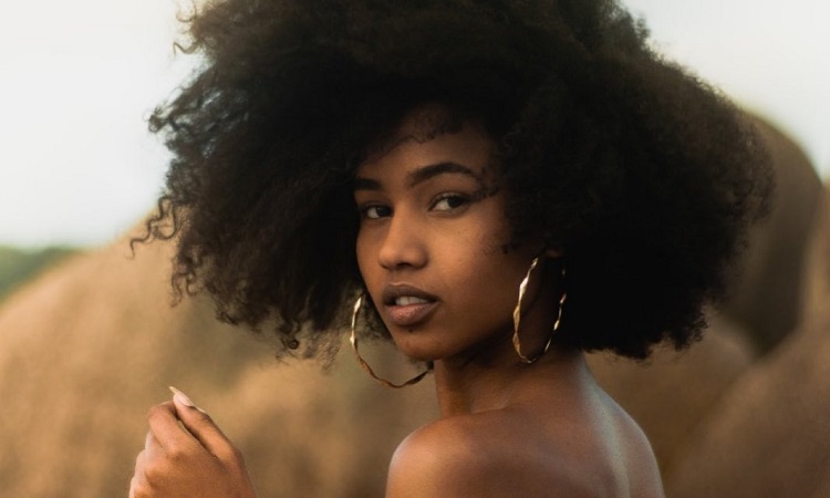 Dançarina Raielli Leon acusa MC Livinho de racismo; cantor responde ...