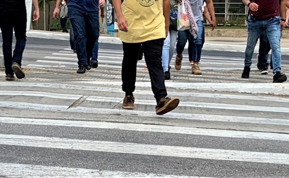 Já correu uma maratona hoje? Experimente atravessar uma rua em São ...