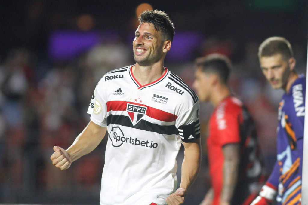 Calleri marca três e São Paulo goleia o Athletico-PR em estreia no ...