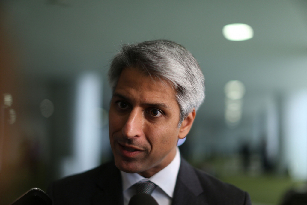 Molon enfrenta resistência histórica com PT e dividirá candidatura ao ...