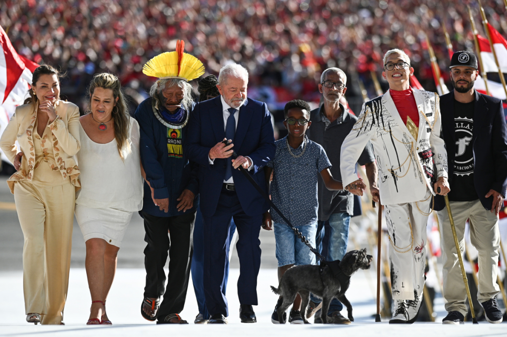 Lula recebe faixa presidencial de membros da sociedade civil e discursa ... Lula recebe faixa presidencial de membros da sociedade civil e discursa ...