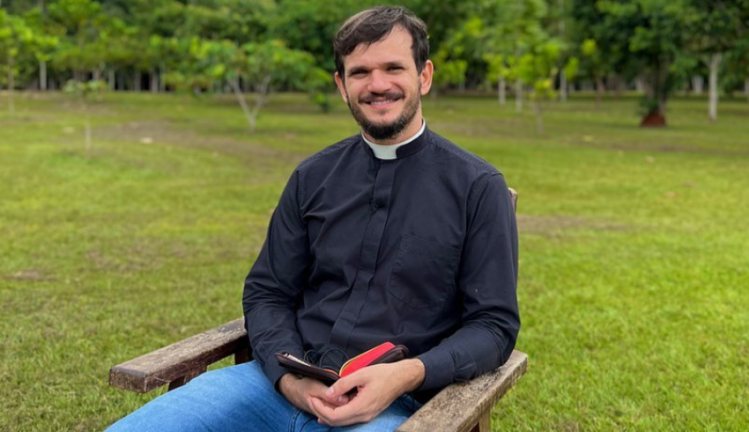 Padre Patrick explica piadas com seguidores: ‘Acham que não acredito no ...