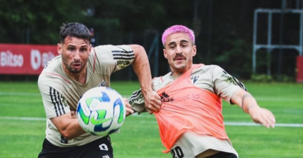 Gabriel Neves, do São Paulo, recebe ofensas por pintar cabelo de rosa e ...