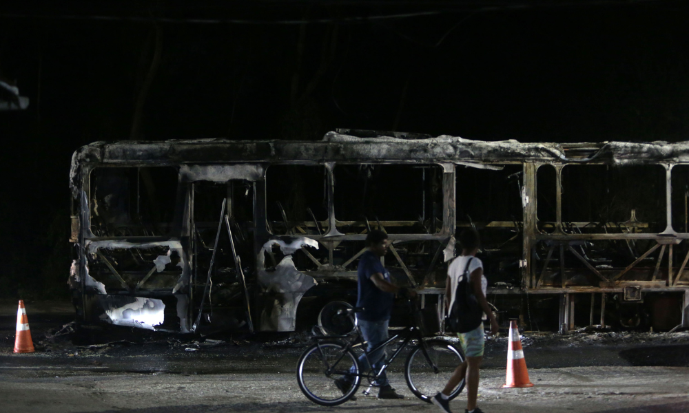 PM prende suspeito de atear fogo em ônibus no Rio de Janeiro | Jovem Pan PM prende suspeito de atear fogo em ônibus no Rio de Janeiro | Jovem Pan