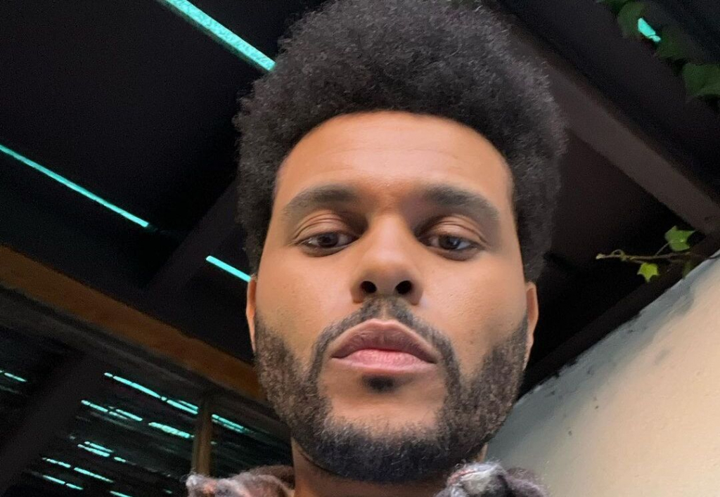 The Weeknd chega ao Brasil para shows e atende fãs no aeroporto; veja ...