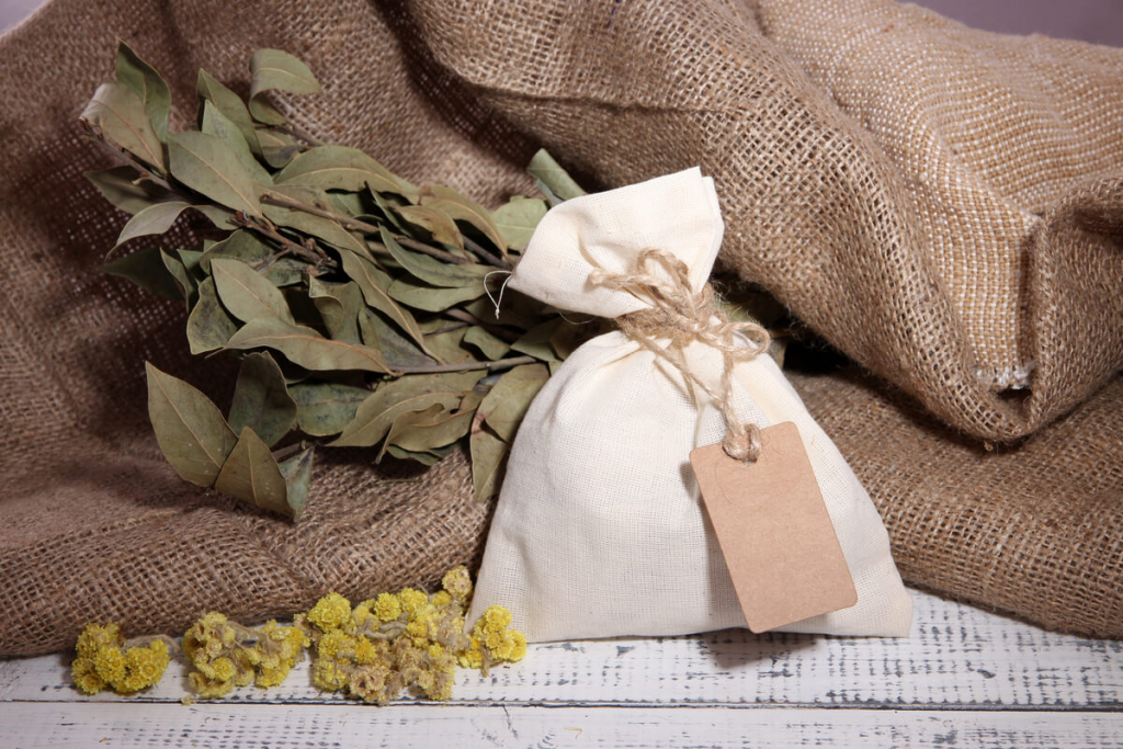 Aprenda a fazer um amuleto para atrair amor, dinheiro e sorte | Jovem Pan