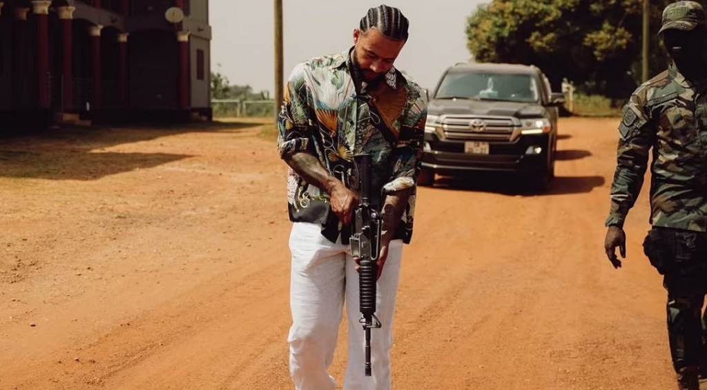 Memphis Depay posta foto com fuzil durante visita ao Exército de Gana ...